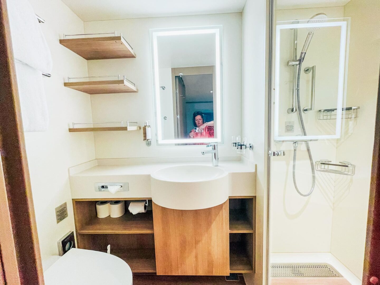 "¡Descubre nuestra impresionante cabina interior en el crucero P&O Iona ...