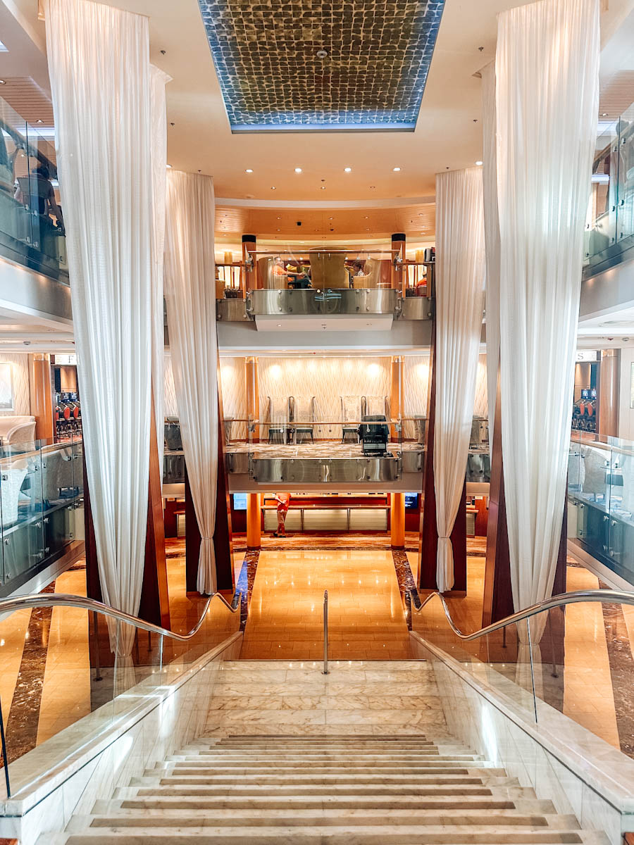 "¡Descubre todos los detalles de Celebrity Infinity en esta increíble revisión fotográfica!"